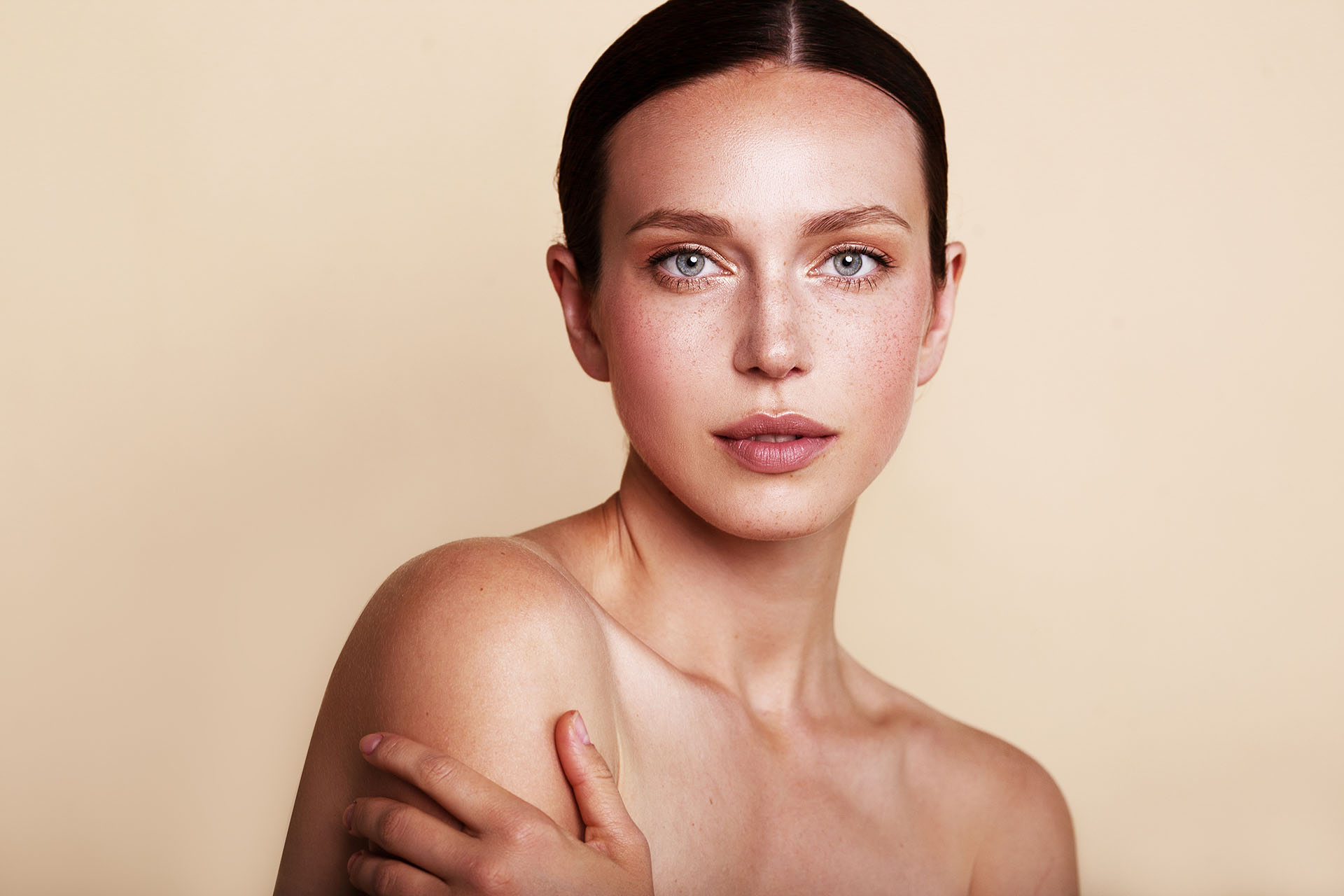 Beauty woman portrait with nude makeup shooted on a beige backgr | Alioze